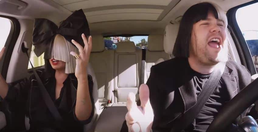 Sia zingt Chandelier in de auto