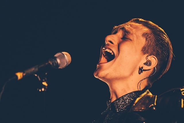 Singer-songwriter Thomas Azier naar Oosterpoort en TivoliVredenburg