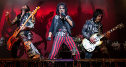 Alice Cooper re-releaset Elected en maakt campagneprogramma