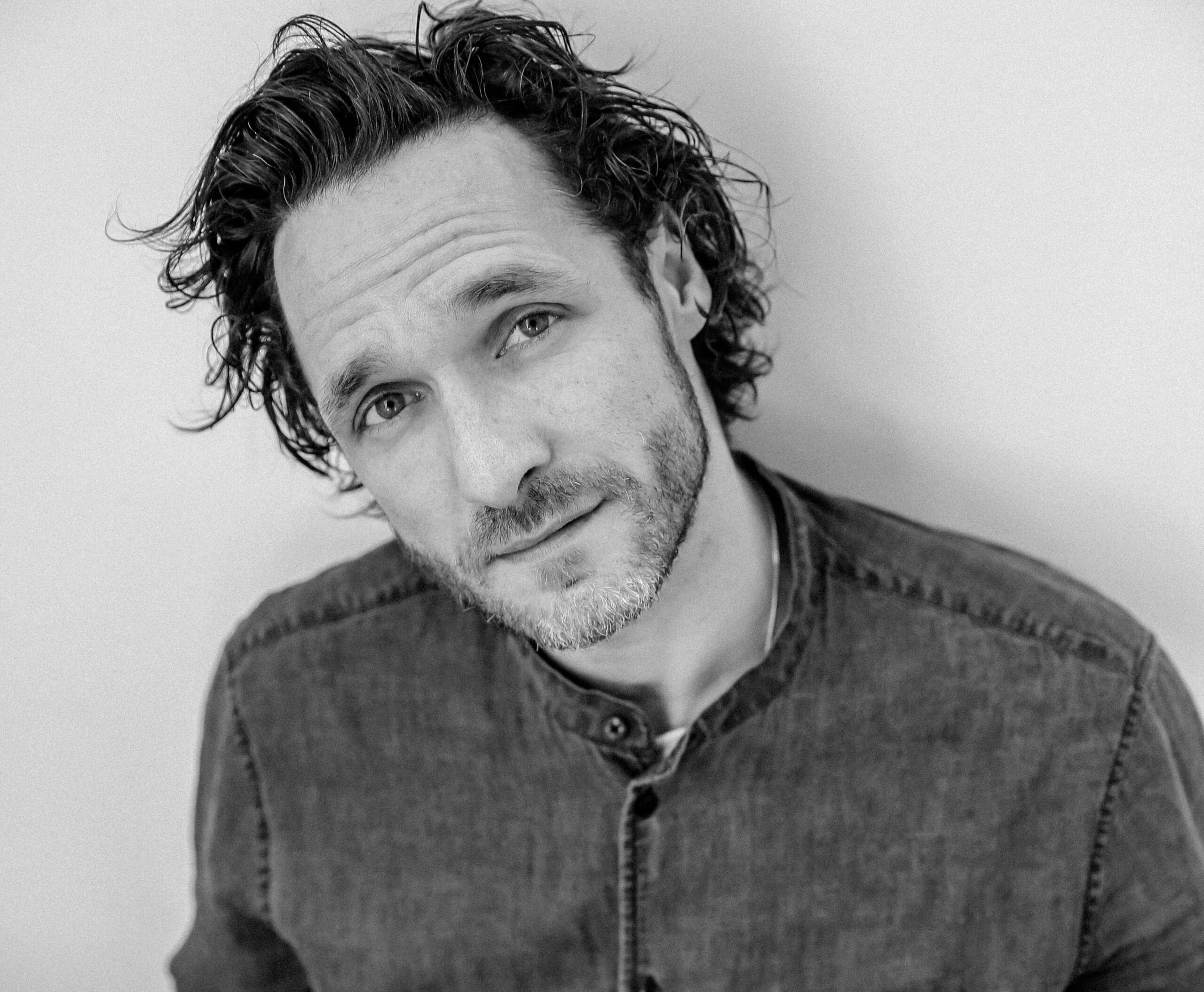 Javier Guzman met 'The Backstage Comedy Tour' langs theaters